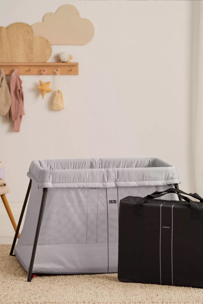BabyBjörn Light Reiseseng, Silver | Barnesetebutikken