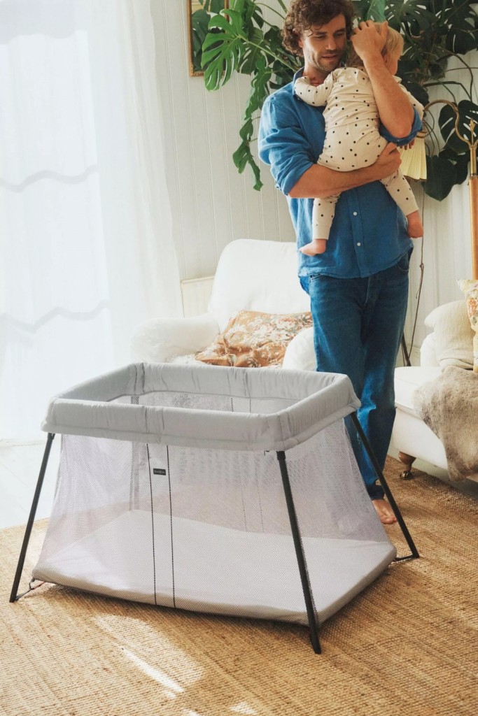 BabyBjörn Light Reiseseng, Silver | Barnesetebutikken